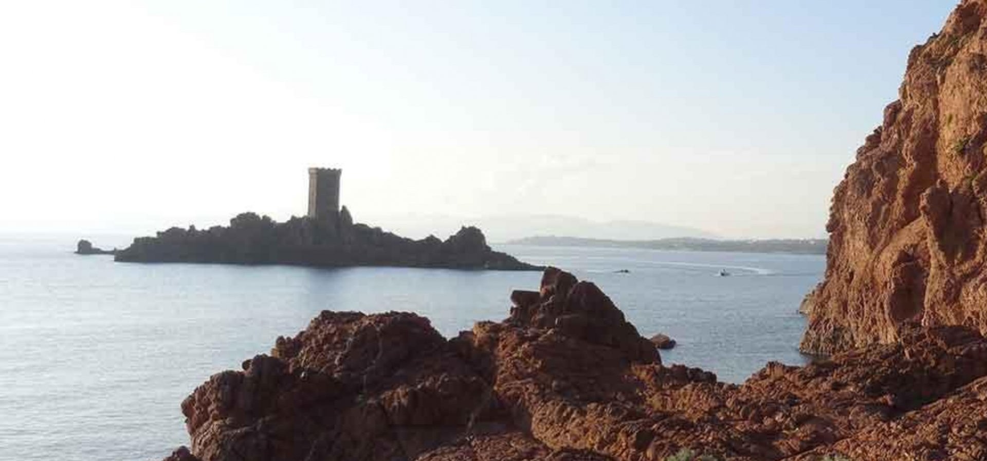 Visiter le cap et le sémaphore du Dramont au large de Saint Raphael